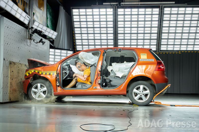 ADAC Crash zeigt: Reifen beim Transport unbedingt gut fixieren ...