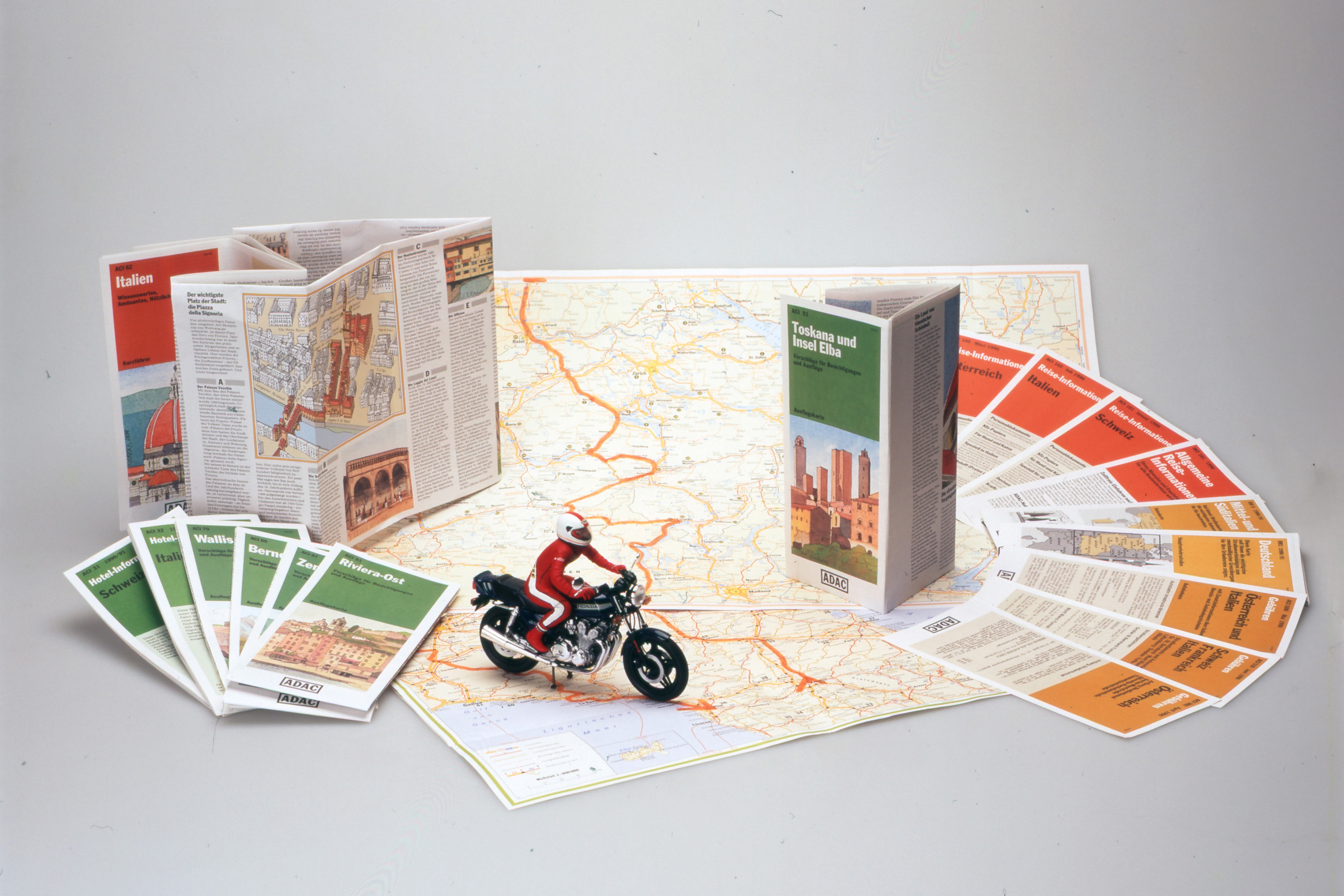 50 Jahre ADAC Tourset: Vom Kartenstapel zum digitalen Reisebegleiter