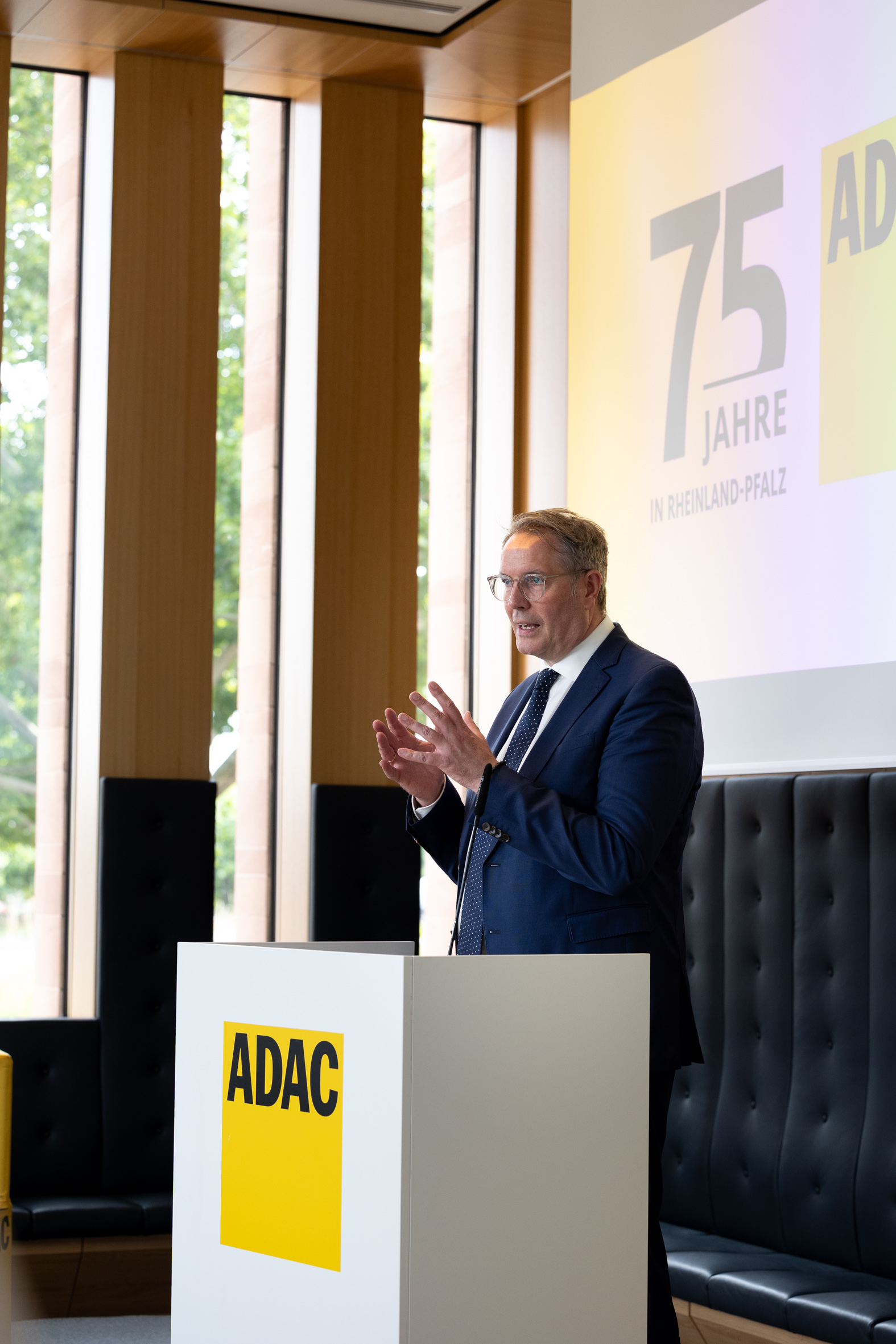 Ministerpräsident Schweitzer ehrt ADAC zum 75-jährigen Jubiläum in ...