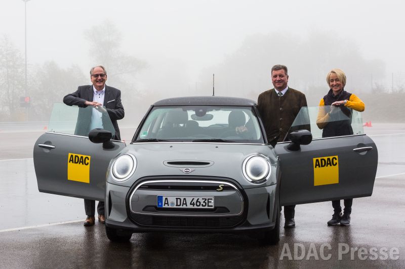 Minister Bernreiter ist Schirmherr des neuen ADAC E-Auto-Training