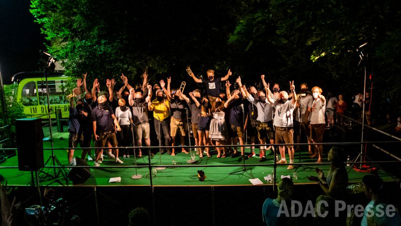 ADAC fährt LaBrassBanda-Biergartentour 2.0